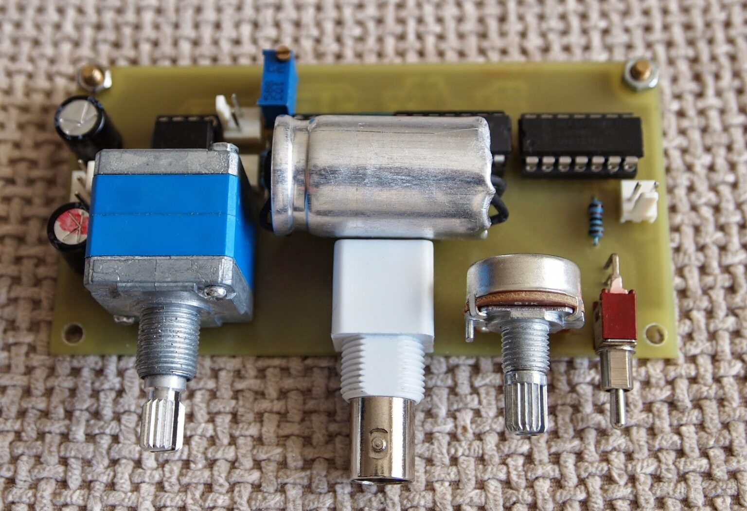 Audio Oscillator with Frequency Counter - Electronics-Lab