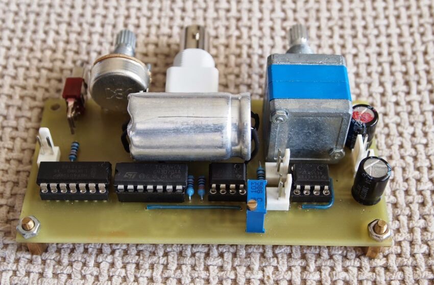 Audio Oscillator with Frequency Counter - Electronics-Lab