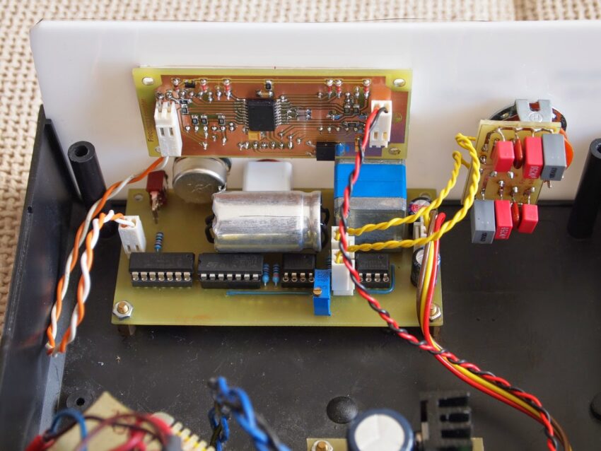 Audio Oscillator with Frequency Counter - Electronics-Lab