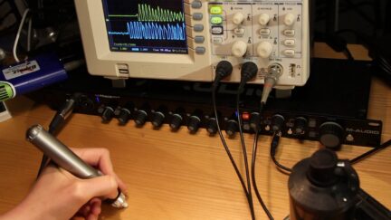 What's inside a microchip ? - Electronics-Lab.com