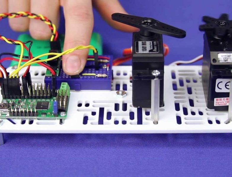 Micro Maestro 6-Channel USB Servo Controller - Electronics-Lab.com
