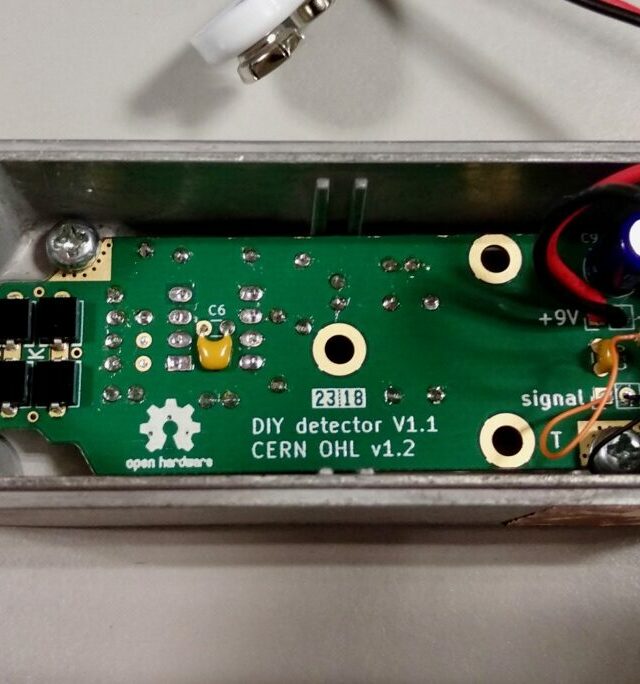 DIY_Particle_Detector_in_cast-aluminium-case - Electronics-Lab.com