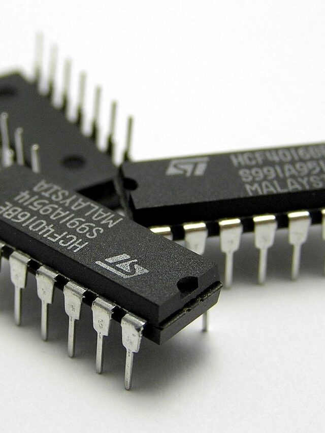 1280px-Three_IC_circuit_chips.jpg - Electronics-Lab.com