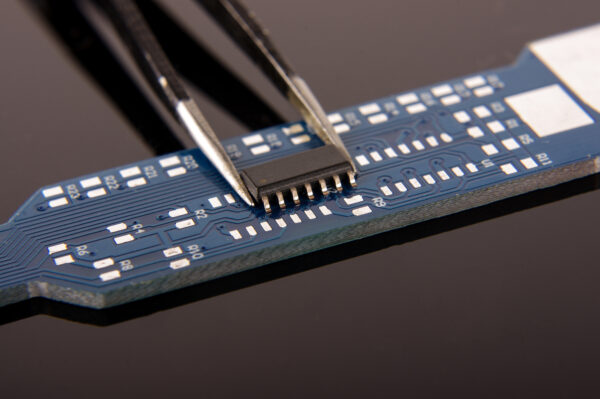 Tiny integrated circuit on empty PCB board - Electronics-Lab