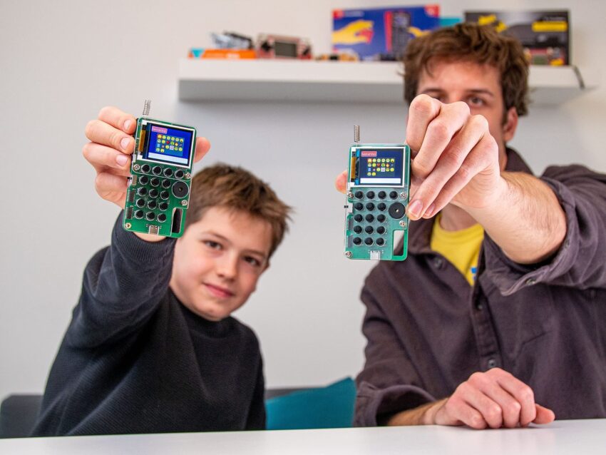 DIY CircuitMess Chatter Uses LoRa Connectivity for Text Messaging ...