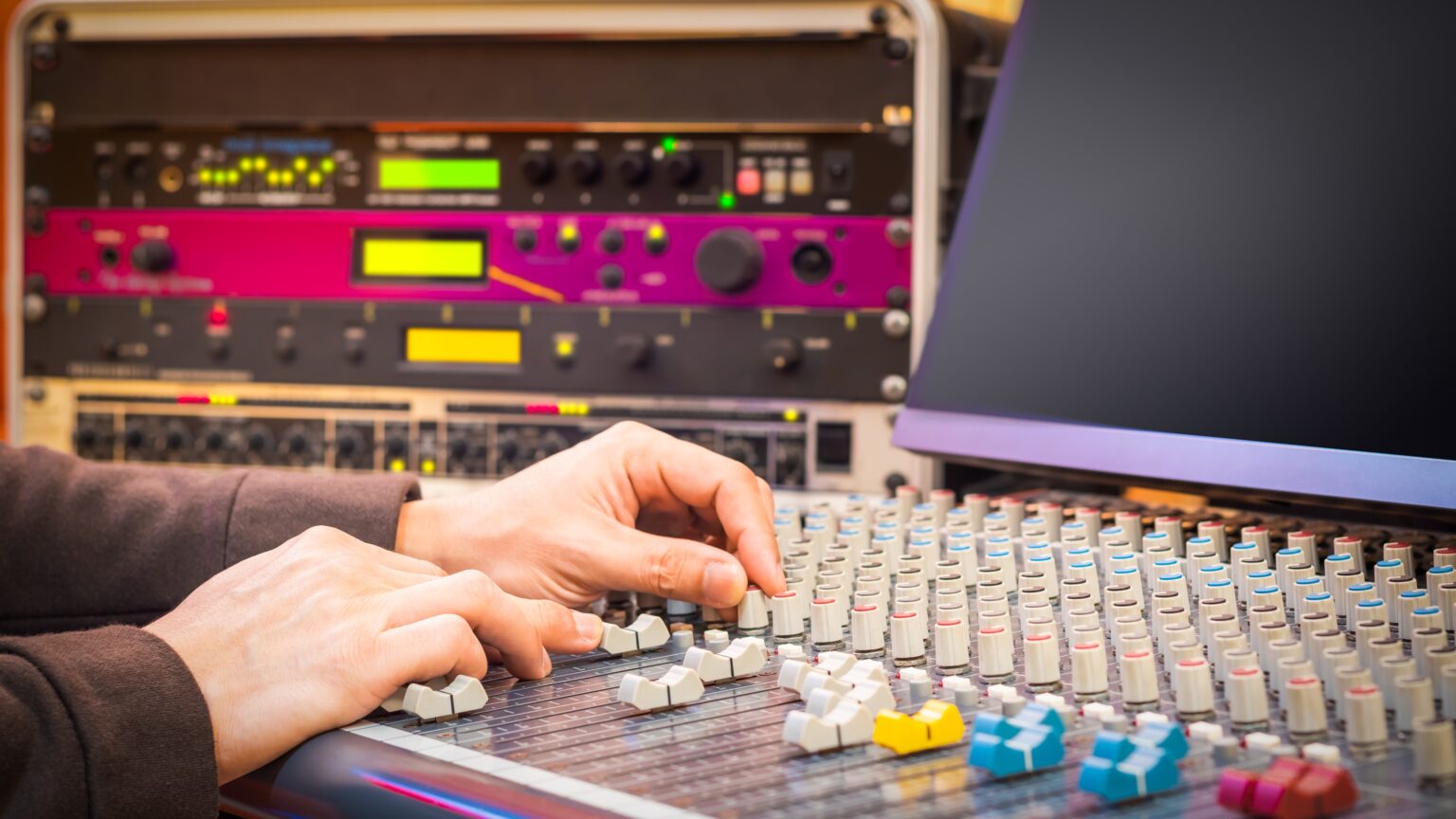 Cirrus Logic Adds 32-Bit Stereo Converters for Pro Audio Designs ...